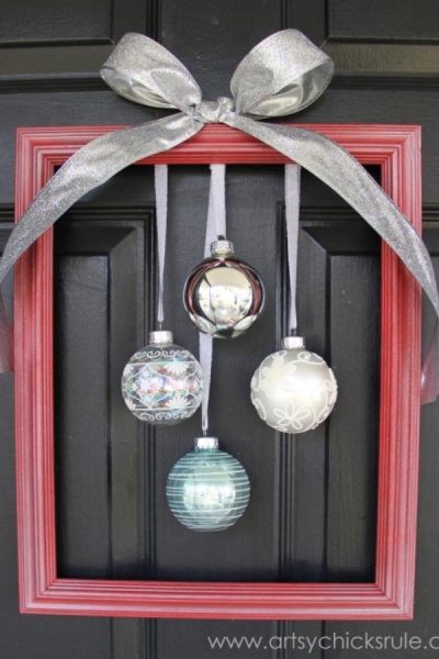 25+ Christmas Door Hangers For Holiday Decor in