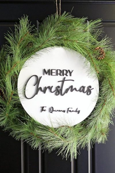 25+ Christmas Door Hangers For Holiday Decor in